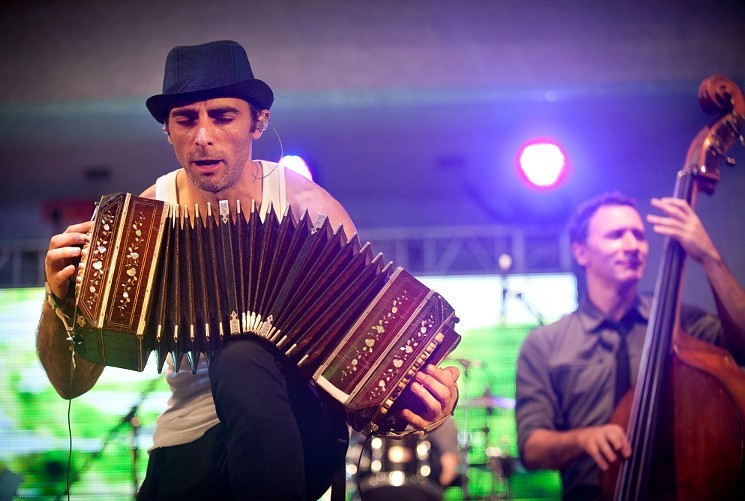 Rhythm Foundation da la bienvenida a la década de 2020 con Social, una ...