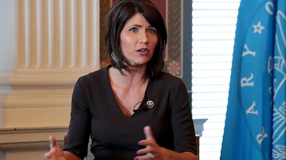 Kristi Noem rechaza la firma de un proyecto de ley de deportes transgénero