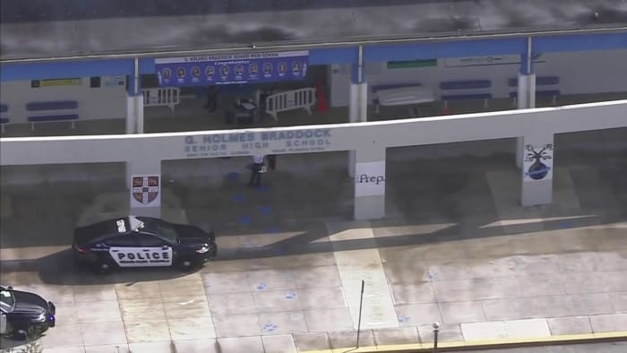 Adolescente arrestado, la seguridad aumentó después de las amenazas ...